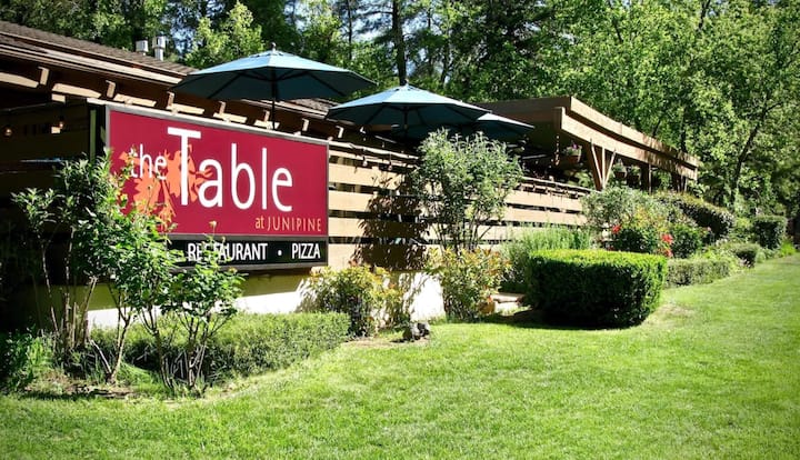 Oak Creek Canyon Stay + Restaurant & Full Kitchen - Munds Park, AZ