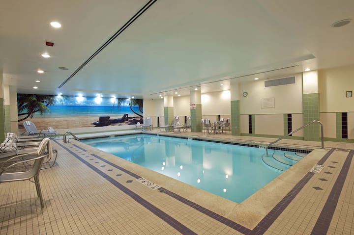 2 Well-located Suites W/ Free Breakfast & Pool - Chicago