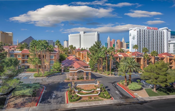 Desert Rose Resort 2br Suite, Saturday Check-in - Las Vegas, NV