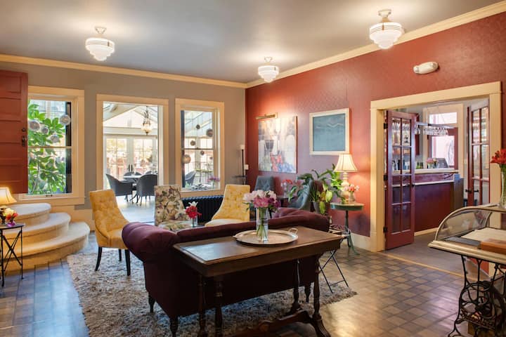 Cozy Loft Apartment With Classic Downtown Charm - Cody, WY