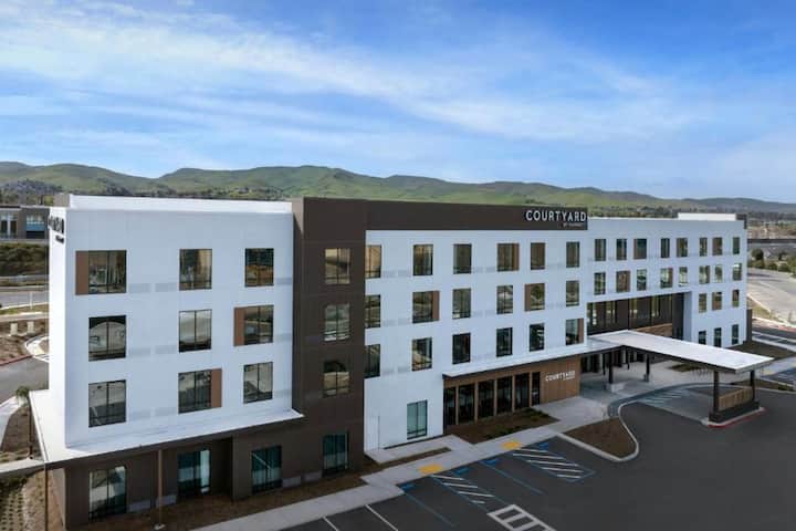 New Downtown Pittsburg Stay + On Site Restaurant - Pittsburg, CA