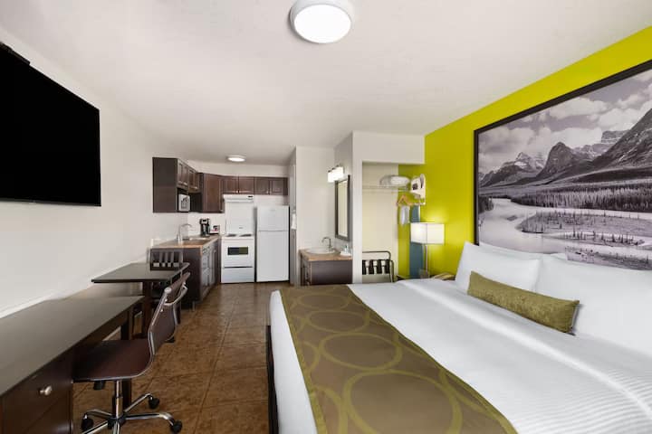 Super 8 Fort Mcmurray| Deluxe King |Near Airport - Fort McMurray