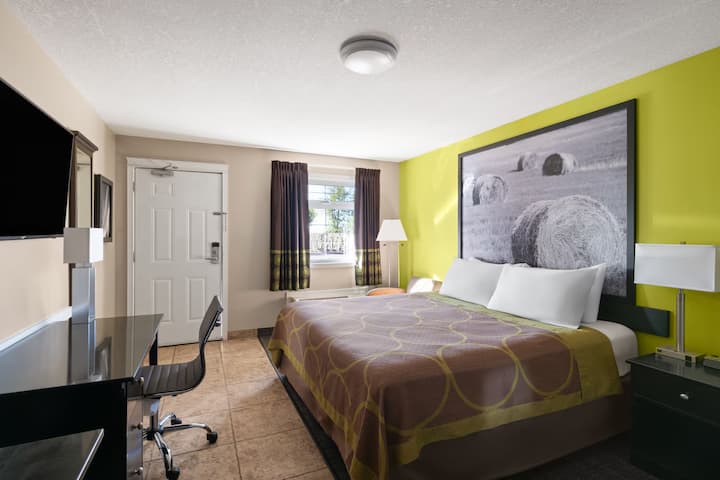 King | Super 8 Fort Mcmurray | Dog Friendly - Fort McMurray