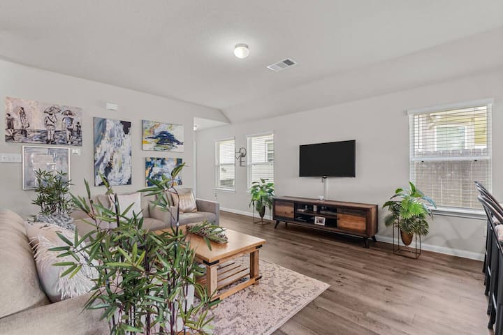 Convenient Family Home In Heart Of Conroe - Conroe, TX