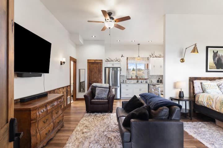 Caspari Lodge - Rainbow Trout Suite - Emigrant, MT