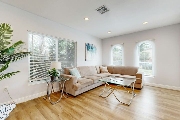 Classic 3br Dog Friendly | Patio | W/d - Newport Beach, CA