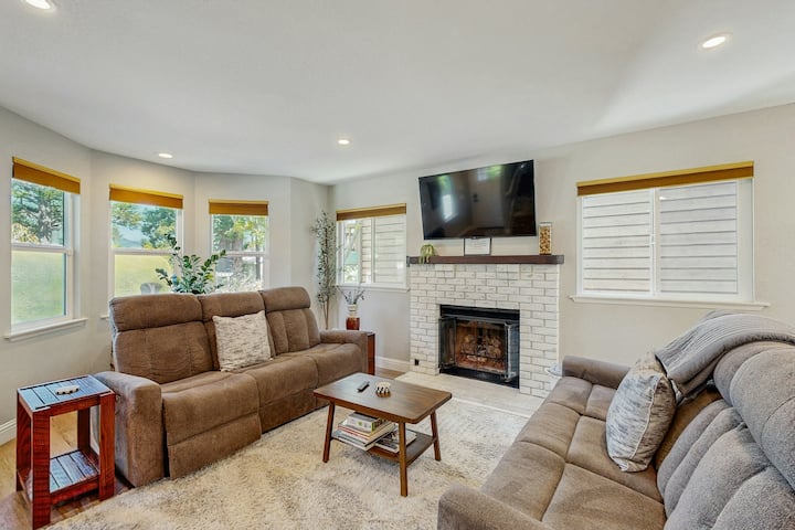 Mountainview 2br | Dog Friendly | Fireplace | Yard - Cambria, CA