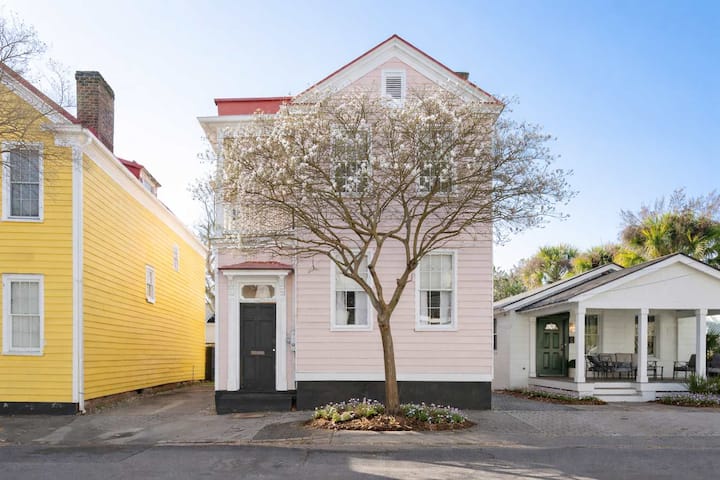 Colorful Downtown House With Outdoor Space - Charleston, SC