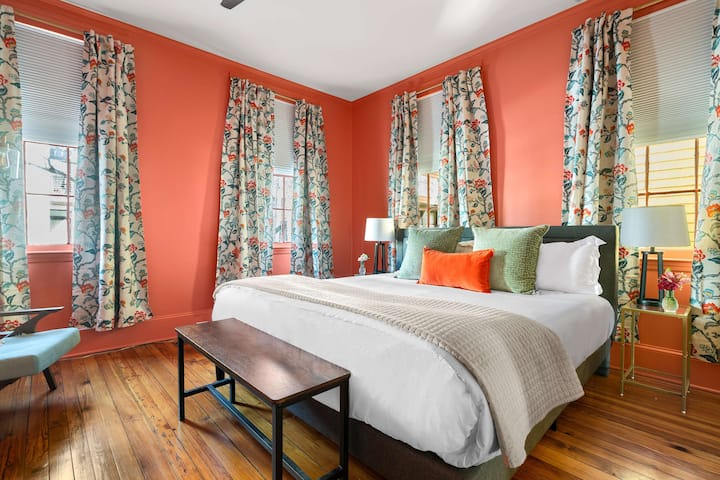 Colorful House W. Outdoor Space + Parking - Charleston, SC