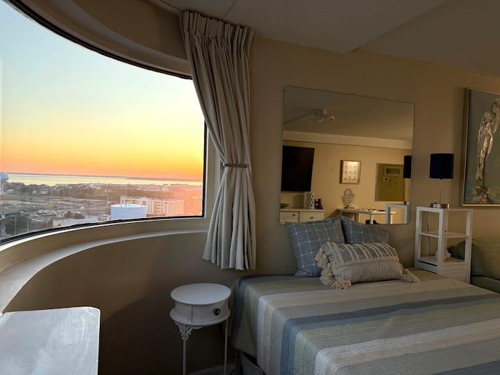 Oceanfront Studio W/ Pool Views - Ocean City, MD