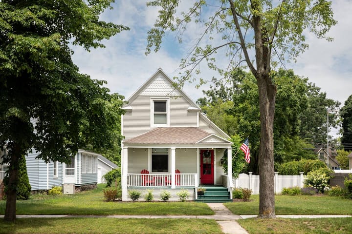 Darling Downtown 3br W/ Grill | Downtown & Beach - Traverse City, MI