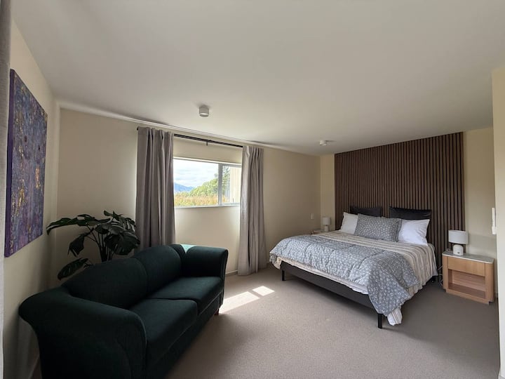 Pine Retreat | Stay With Mountain Views - Lake Tekapo