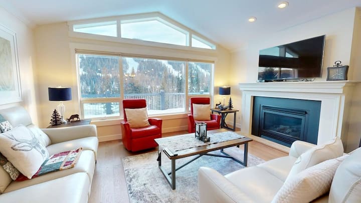Ski-in Hot Tub | Sunburst Drive Mountain Home - Sun Peaks