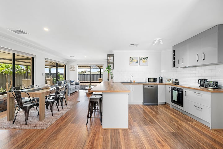 4 Fabulous Family Home In Wanneroo - Joondalup