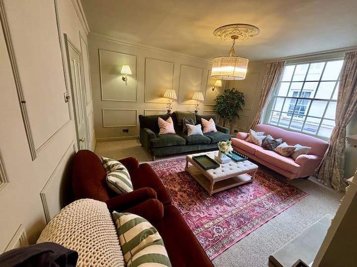 4 Bed House - Sleeps 10 - Parking X 2- Dogs - Wifi - Chester, UK