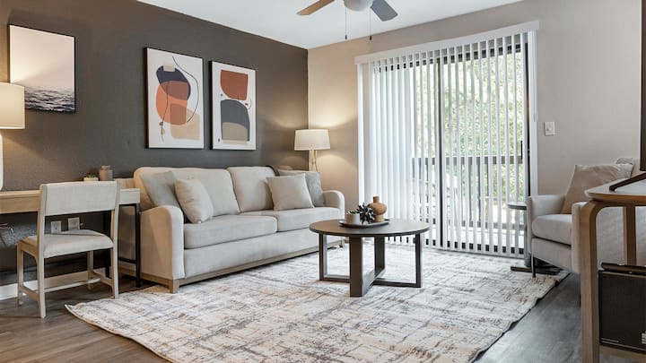 Landing | Spectacular 1bd, Pool, Courtyard - United States