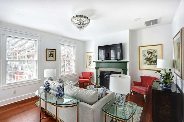 Romantic Jones Street Hideaway W/ Bay Window View - Savannah, GA