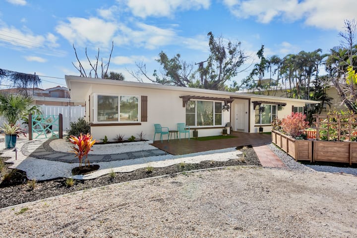 Sunrise - Refreshed Two Bedroom! - Siesta Key, FL