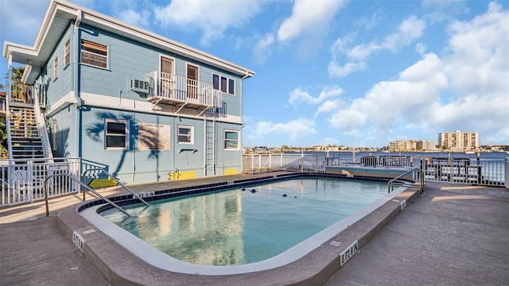 Waterfront Corner Suite, Heated Pool, Near Beach! - ダニーディン, FL