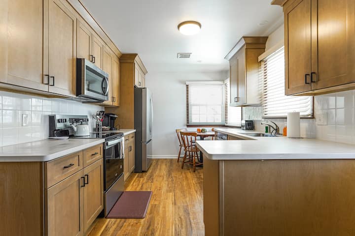 Stratford Family Home Near Forest & Historic Sites - Stratford, CT