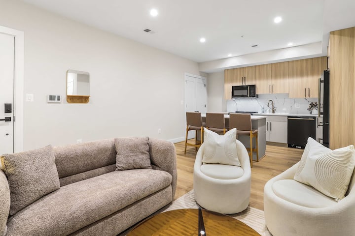 Sojourn Renovated 2br 2ba With Content Room - Bethesda, MD