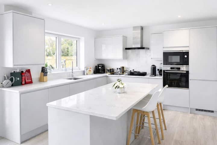 4 Bed |Sleeps 9 | Smart Tv | Free Parking | Modern - Sittingbourne