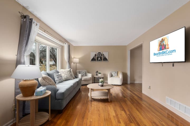 7 King Beds With 2livingspaces|futbol Ready - Overland Park, KS