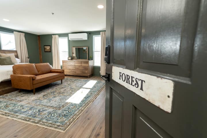 Forest Room: The Inn At Fireside Tavern Sherborn - Wellesley, MA