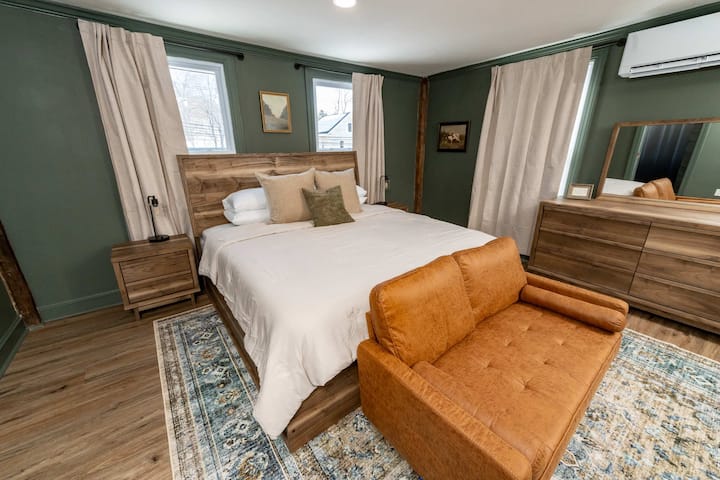 Forest Room: The Inn At Fireside Tavern Sherborn - Framingham, MA