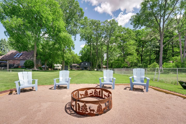 Lakefront Retreat W Views, Decks & Fire Pit! - Auburn Hills, MI
