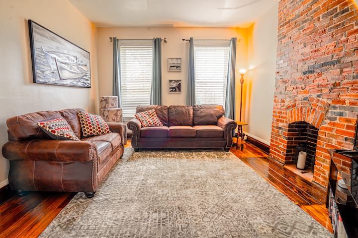 Spacious & Centrally Located Apt (Sleeps 8) - Saint-Louis, MO