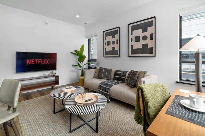 Work-friendly Toronto 2br | Dedicated Workspace! - Toronto