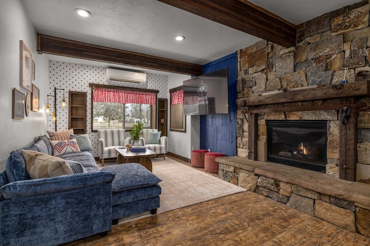 River's Ranch - Riverfront With Hot Tub & Theater - Kalispell, MT