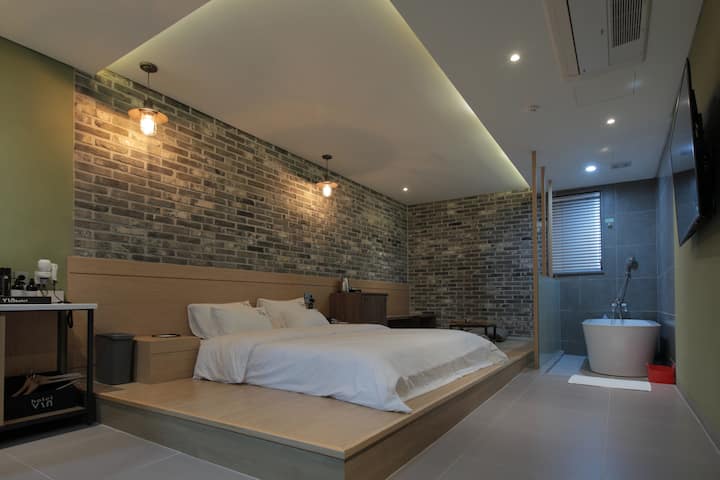 #부산신항근처 #장복산공원 #문화마을 디럭스 더블룸 - Busan