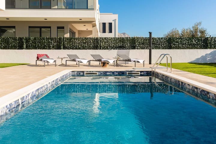 Luxury Villa Prime Lotus With Heated Pool - Split
