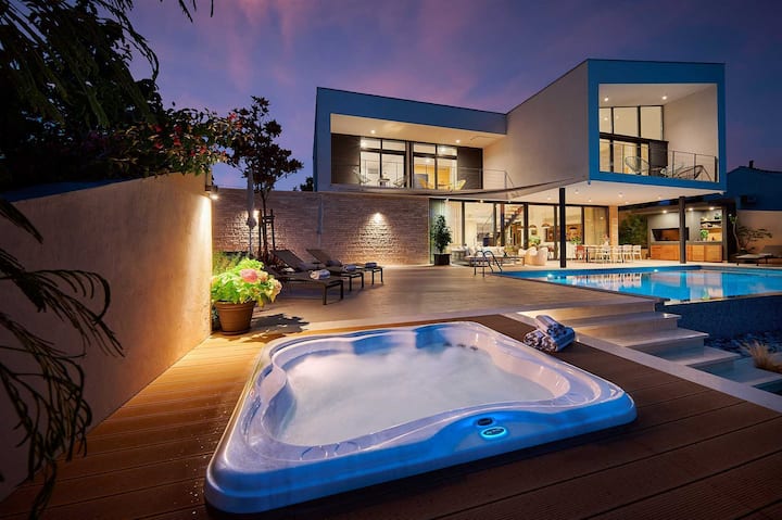 Luxury 4br Seafront Villa With Pool And Jacuzzi - Igrane