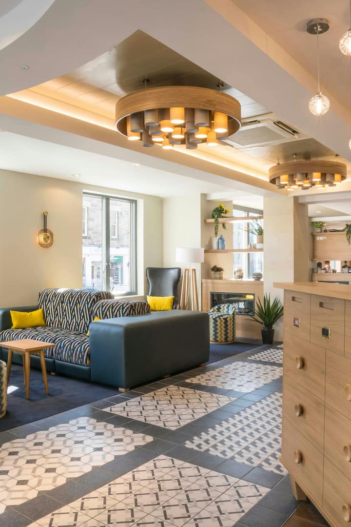 Comfy Twin Room With City View - Edinburgh