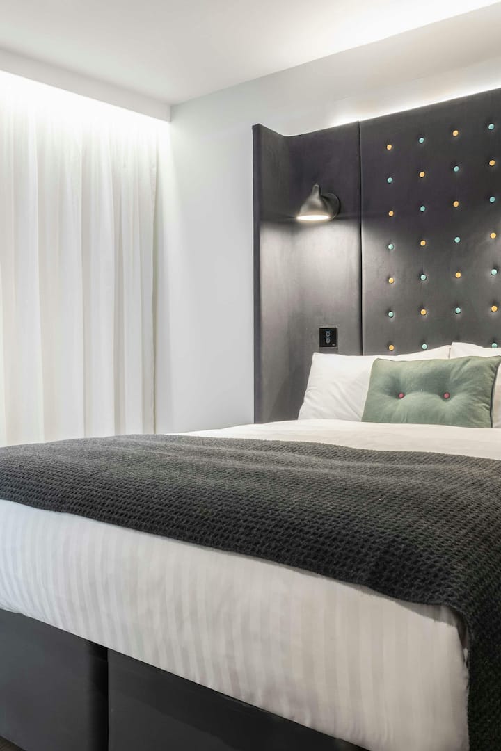 Cosy Double Room (No Window) - Edinburgh