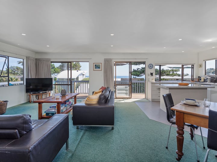 Sunseekers Bach - Whangapoua Holiday Home - Coromandel