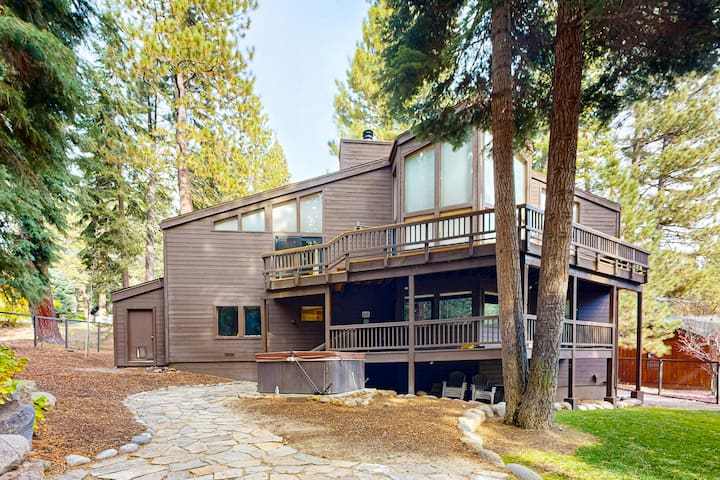 Serene 5br | Hot Tub | Fireplace | W/d - North Lake Tahoe, CA