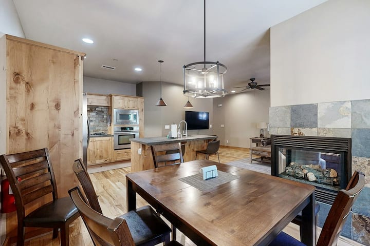 Walk To Downtown 3br | Fireplace | Balcony - Truckee, CA