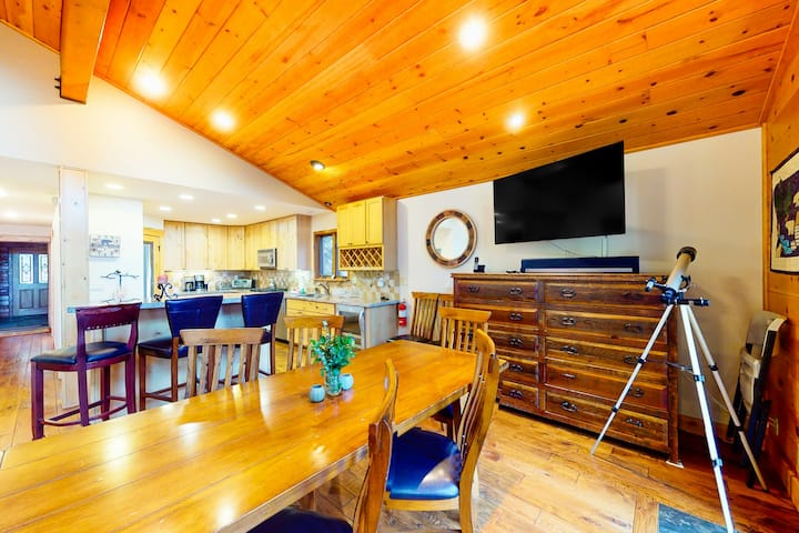 Spacious 5br | Pool | Hot Tub | Dock | Sauna - Truckee, CA