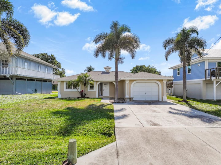 Pet-friendly Home | Located In Isles Of Capri - Marco Island, FL