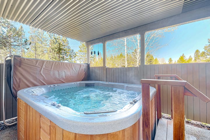 4br Two-story Dog-friendly Home With A Fireplace - Sunriver, OR
