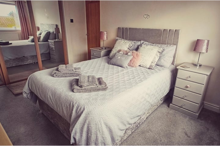 Near Beach - Garden - Pets - Parking - Sleeps 4 - Abergele