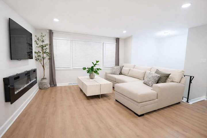 Near Casino | Downtown Joliet | Family-ready - Joliet, IL