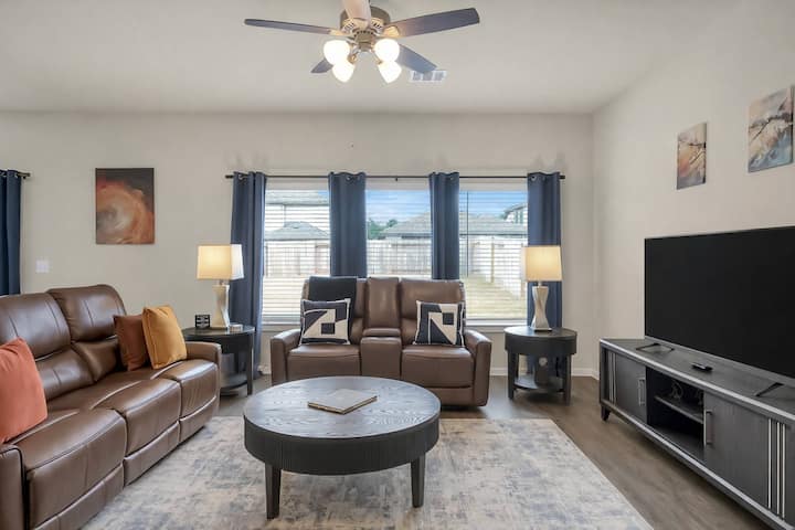 New 3br Home | Pet-friendly W/ Fenced Yard - Texas Renaissance Festival