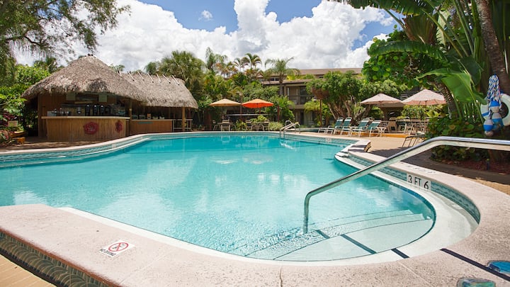 King Suite W/ Kitchen + Pools & Free Breakfast - Naples, FL