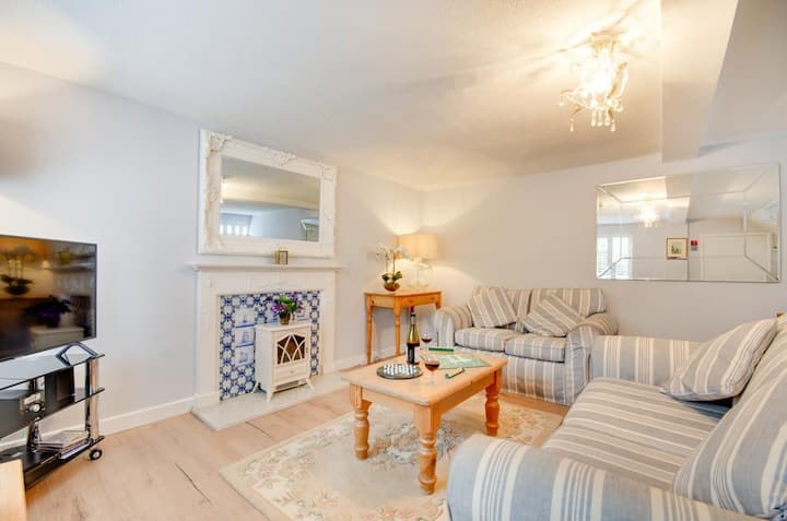 Central Traditional Carpenters Cottage With Parkin - Holt