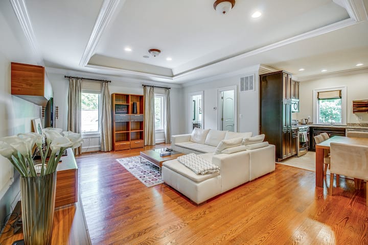 Upscale Villa | Perfect For Executive + Families - Reston, VA